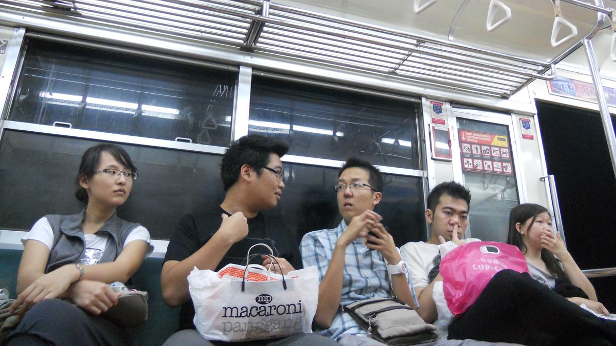 5 Aturan yang Masih Dilanggar Pengguna Kereta Api 'Commuter Line ...