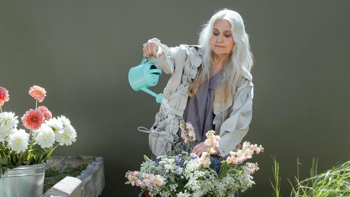 9 Arti Mimpi Menyiram Tanaman yang Banyak Dipercaya Orang