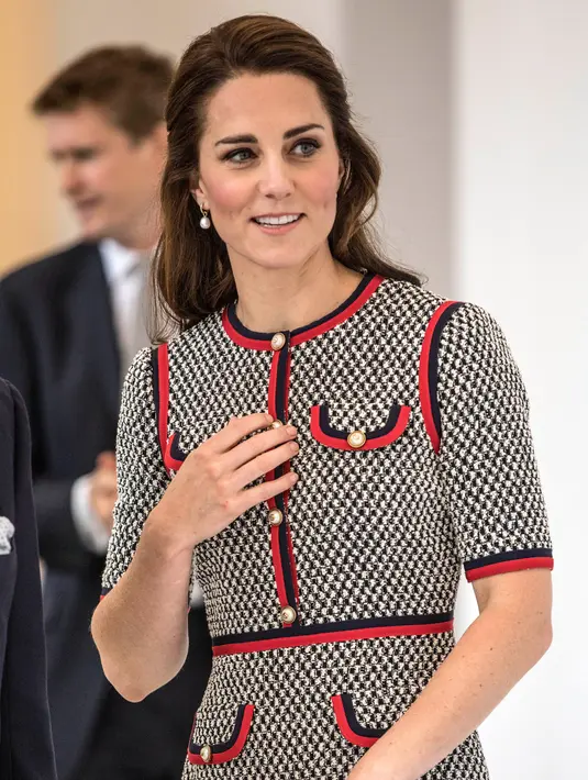 Kunjungi Museum, Kate Middleton Tampil Cantik dengan Busana Rp36 Juta ...