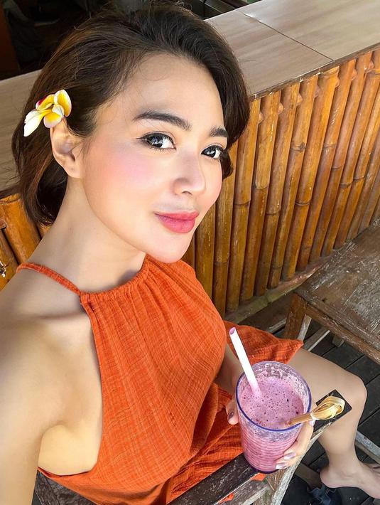 8 Potret Wika Salim Seksi Pakai Dress Mini di Pantai, Mulus Banget - Foto Liputan6.com