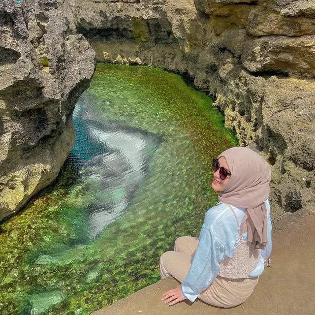 Aktris Rusia Tewas Tersapu Ombak Saat Yoga di Tepi Pantai Berbatu Koh ...