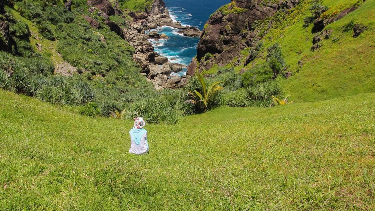 Intip Indahnya Bukit Pengilon, Spot Cantik Menikmati Pantai di ...