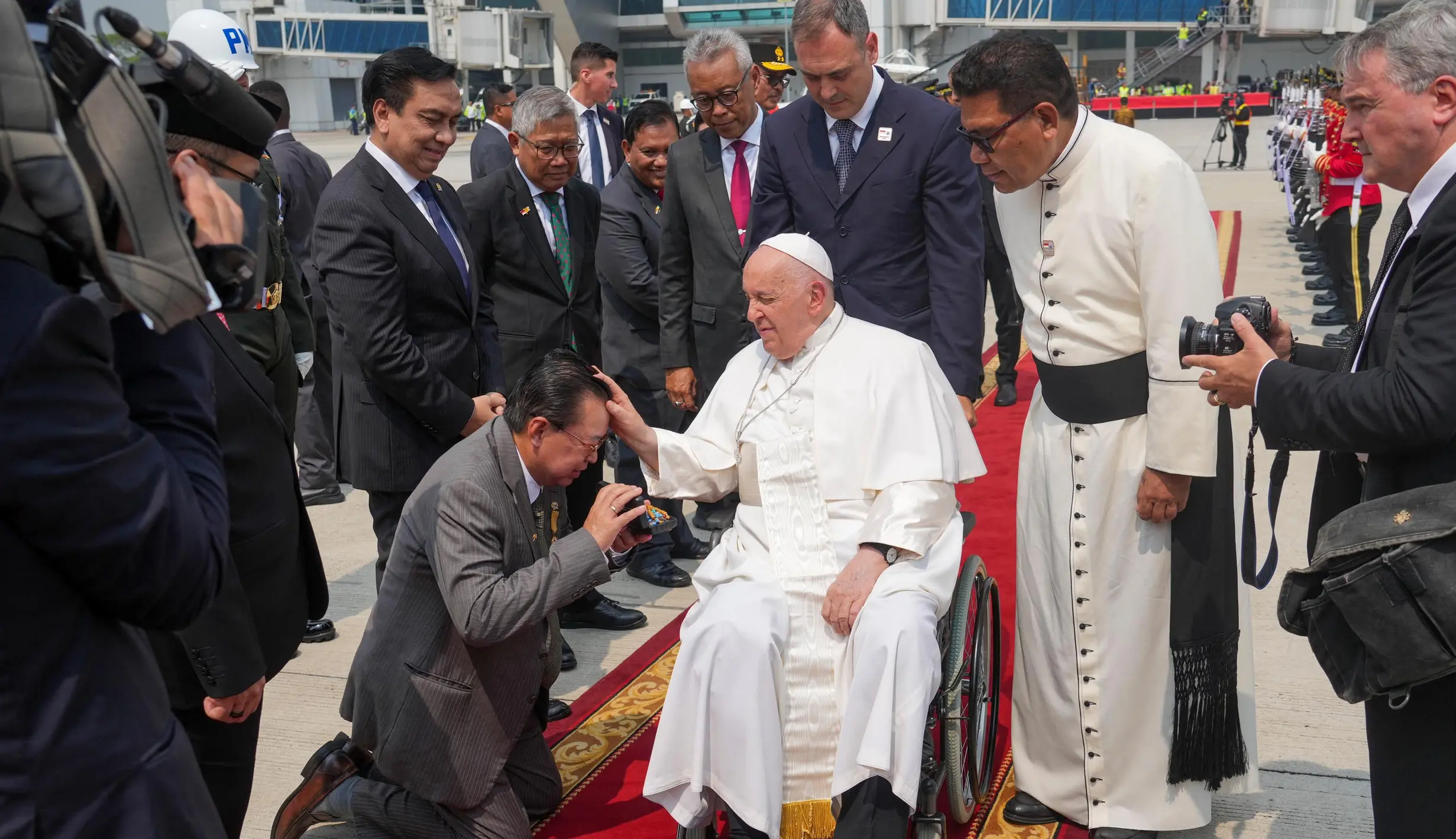 Akhiri Lawatan di Indonesia, Paus Fransiskus Bertolak Menuju Papua Nugini - Foto Liputan6.com