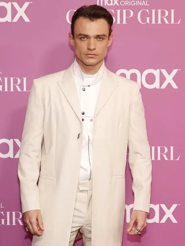 Diajak Foto Luna Maya, Ini Profil Thomas Doherty Bintang Gossip Girl ...