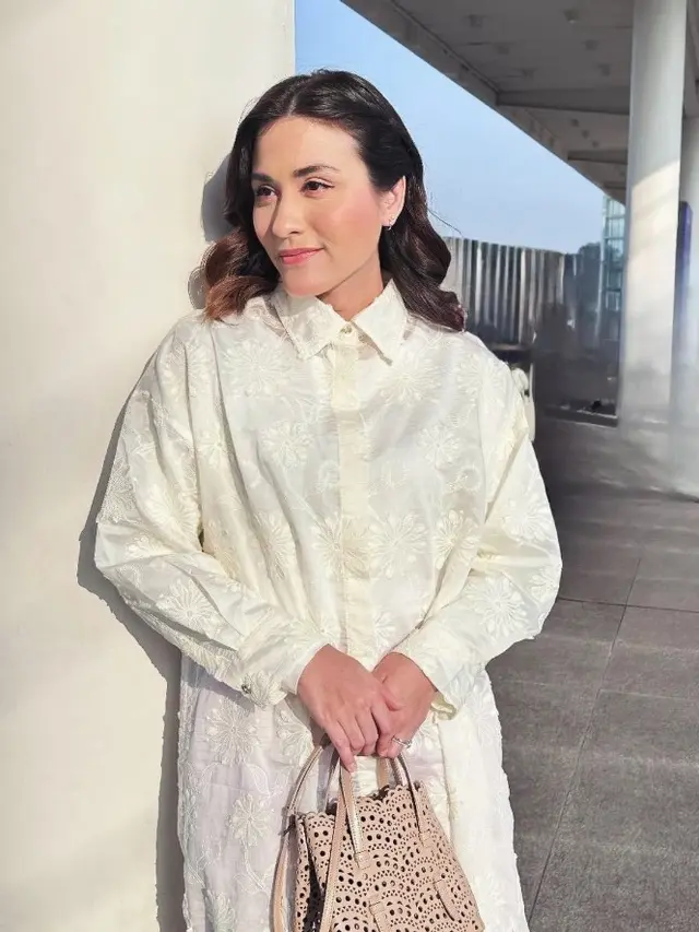 Potret Samanta Elsener Adik Darius Sinathrya dengan Busana Putih, Curi ...