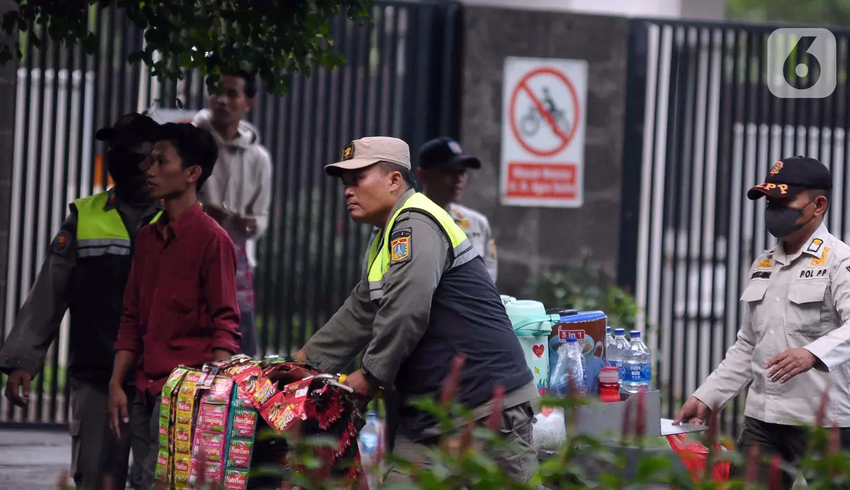 Jelang KTT ASEAN, Satpol PP Tertibkan Pedagang Kopi Keliling di Jakarta - Foto Liputan6.com