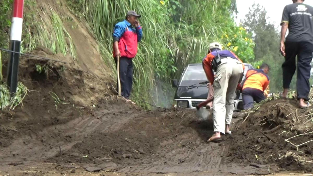 Akses Utama Menuju Gunung Bromo Tertimbun Longsor - Regional Liputan6.com