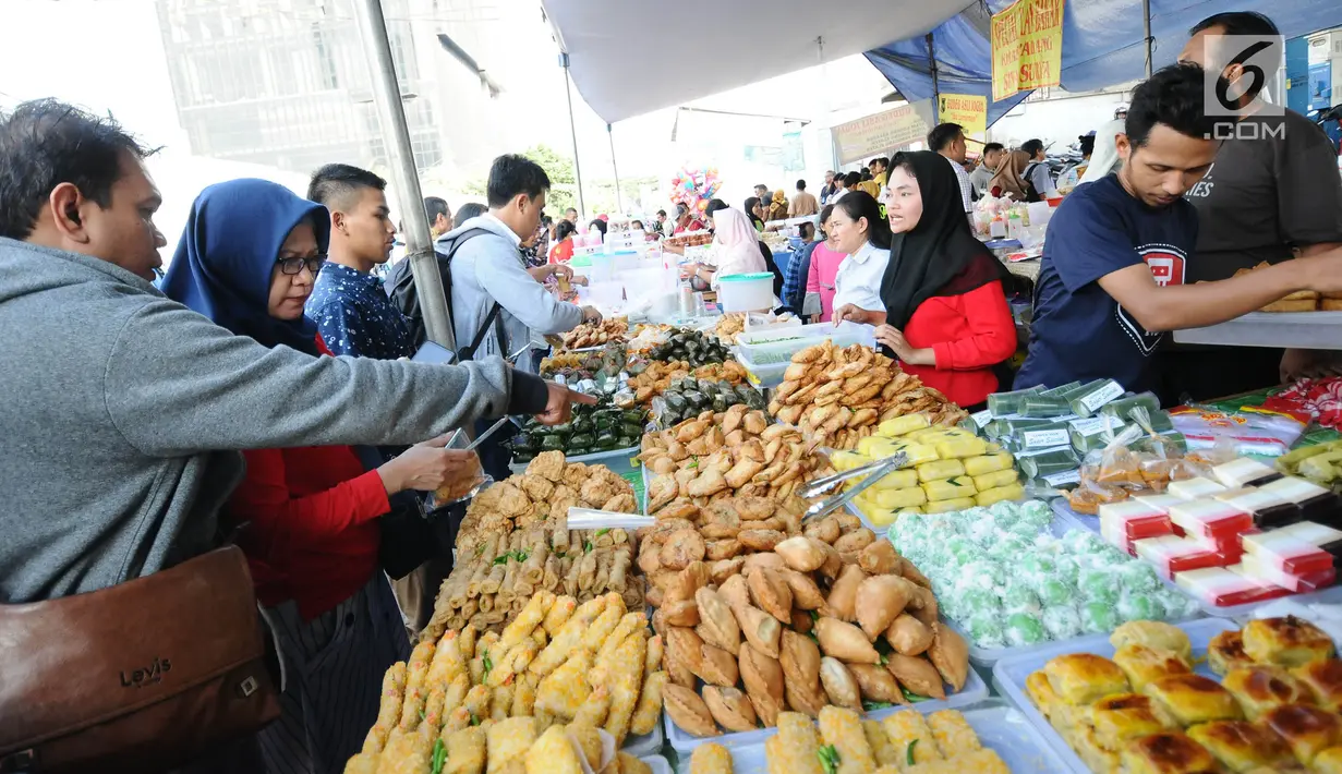 FOTO: Berburu Aneka Menu Takjil di Pasar Benhil - Foto Liputan6.com