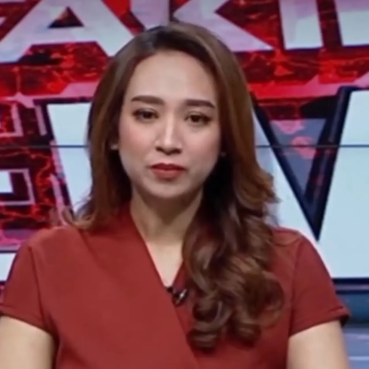 Momen Penyiar TVOne Menangis Saat Memberitakan Rekannya yang Meninggal Dunia dalam Kecelakaan ...