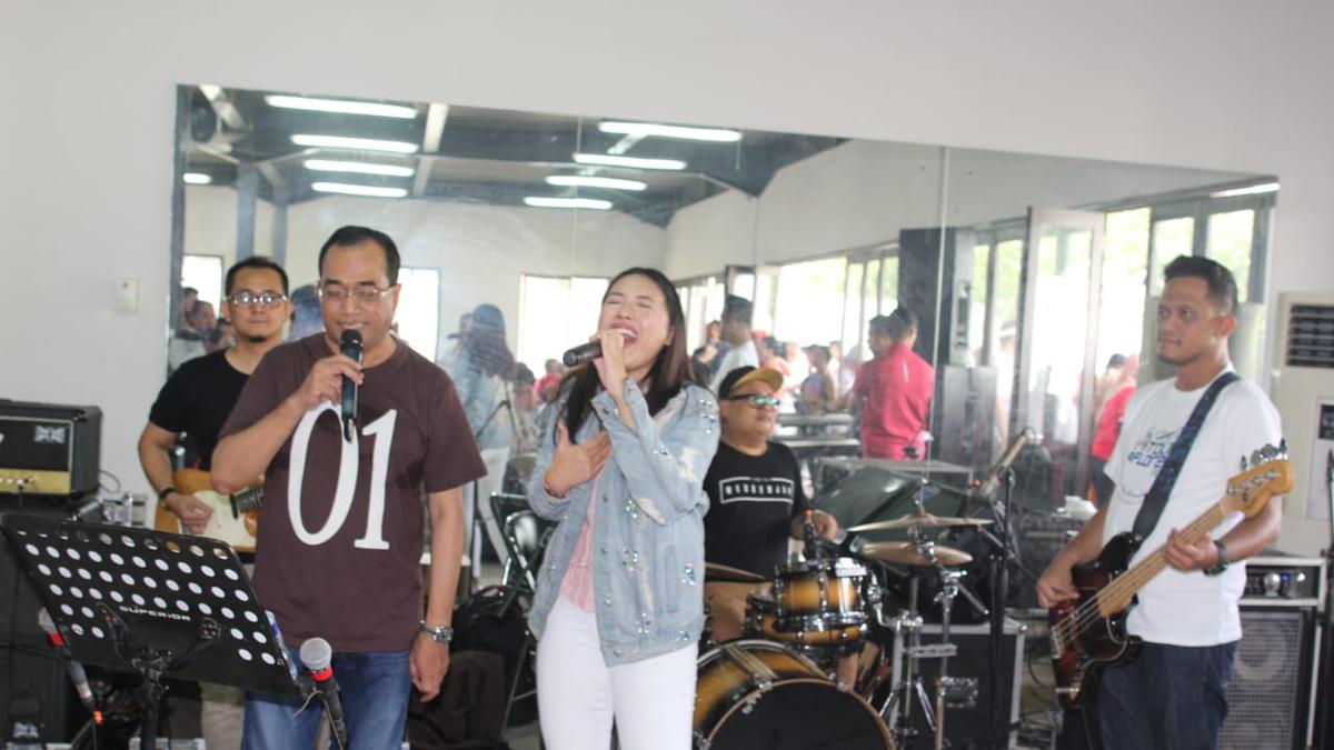 Diah Ayu Lestari Duet dengan Menteri Budi Karya Sumadi - ShowBiz ...