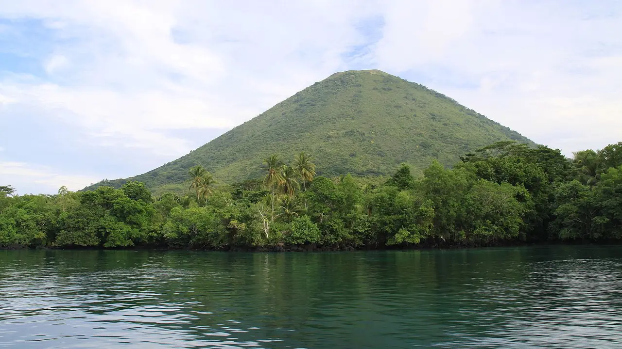 6 Fakta Menarik Gunung Api Banda di Maluku Tengah yang Jadi Taman ...