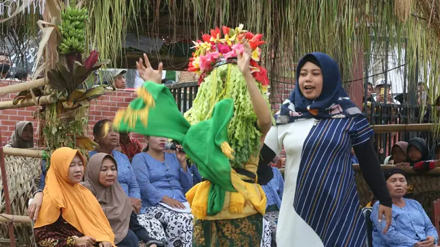 Ritual Adat Seblang Banyuwangi Dipadati Pengunjung, Ipuk Sebar Kembang ...