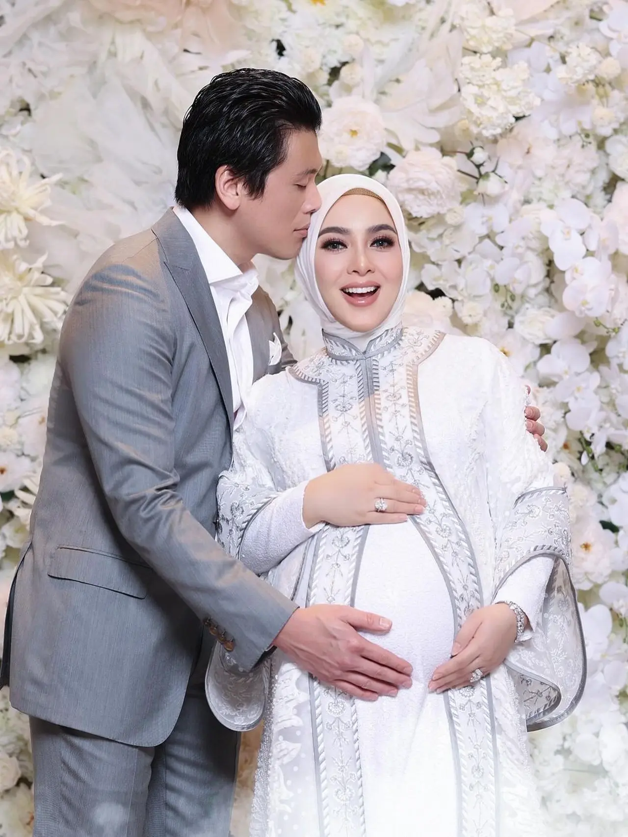 6 Potret Syahrini Hamil Setelah 5 Tahun Nikah, Reino Barack Kecup Kening Istri Hingga Pegangi ...