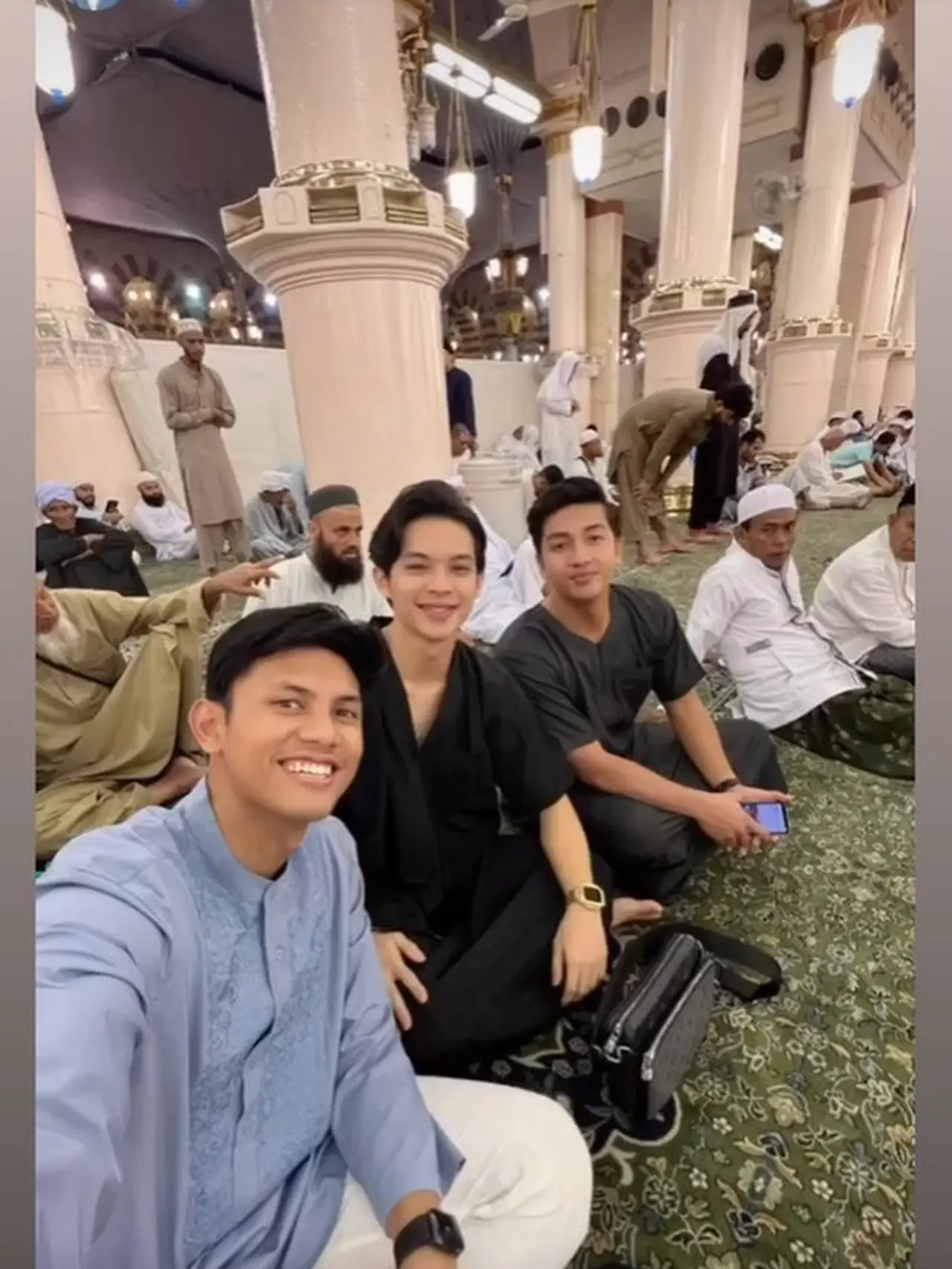 6 Potret Dinda Hauw dan Rey Mbayang Ajak Anak Umrah Pertama Kali, Banjir Pujian - Hot Liputan6.com