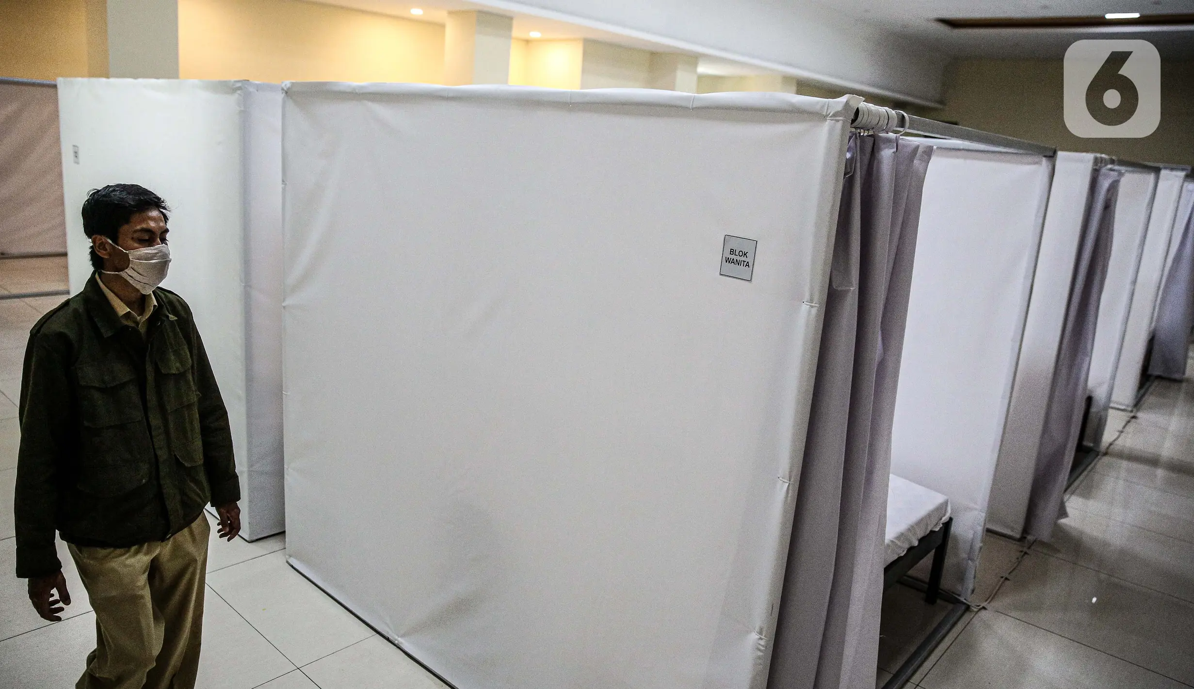 FOTO: Menilik Bilik Isolasi Mandiri Pasien Covid-19 di GOR Pademangan ...