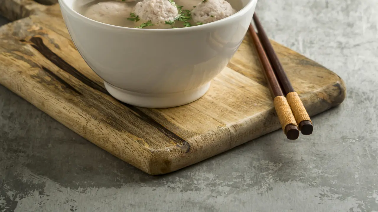 Mengenal Bakso Solo Samrat, Kuliner Viral Sajikan Bakso Keju Lumer
