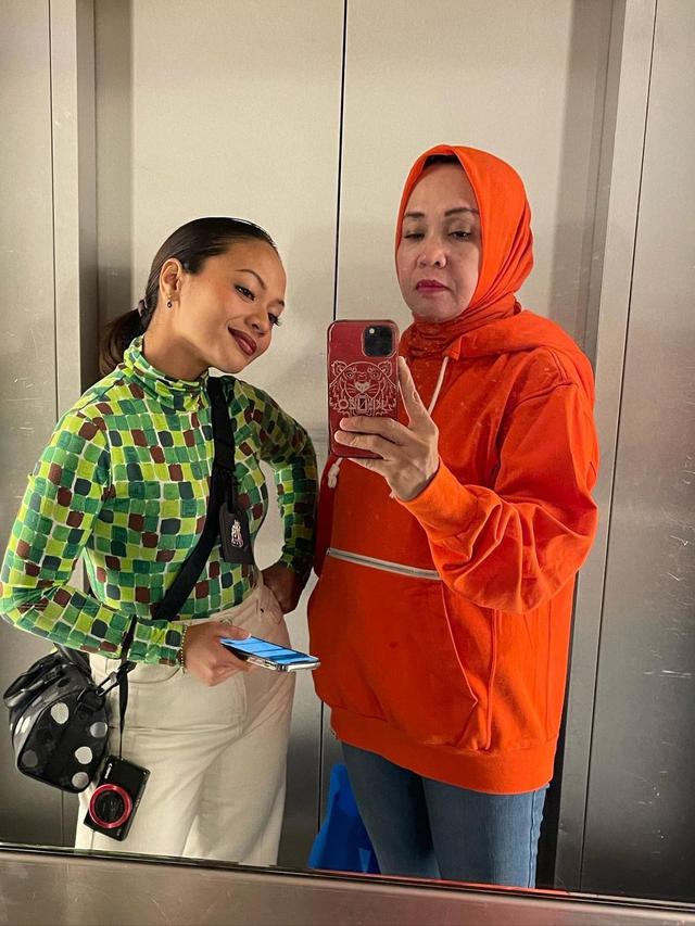 Gaya OOTD Amel Carla dan Sang Ibu yang Khas Anak Muda