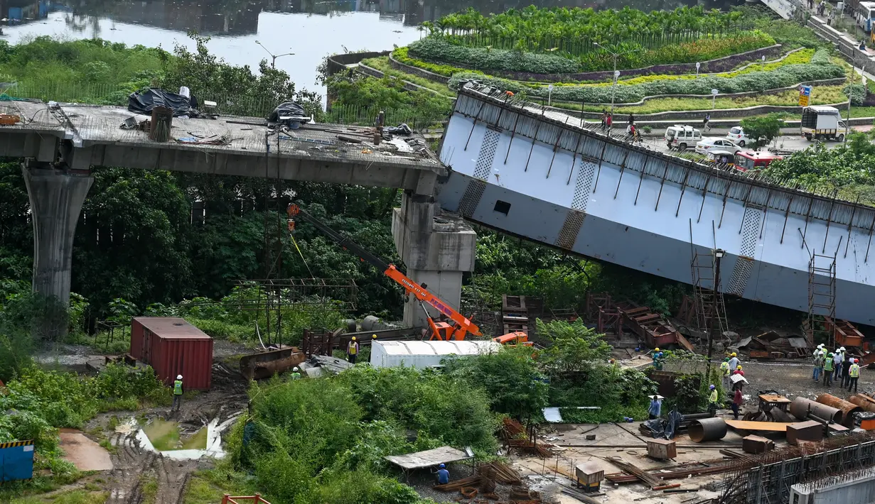 FOTO: Jembatan yang Sedang Dibangun Runtuh di Mumbai - Foto Liputan6.com