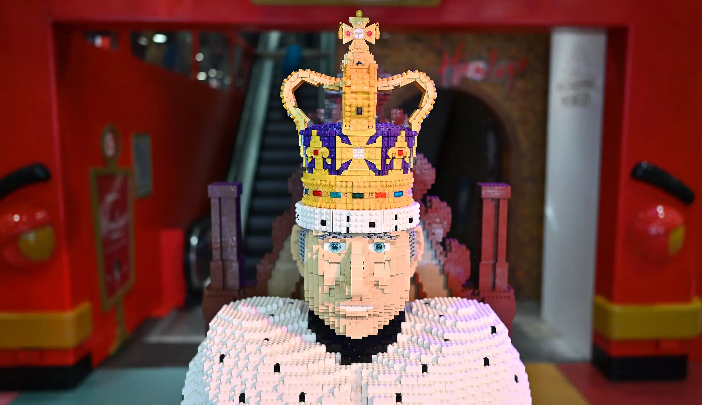 Raja Charles III dalam Versi Lego, Hampir Sama dengan Ukuran Aslinya ...