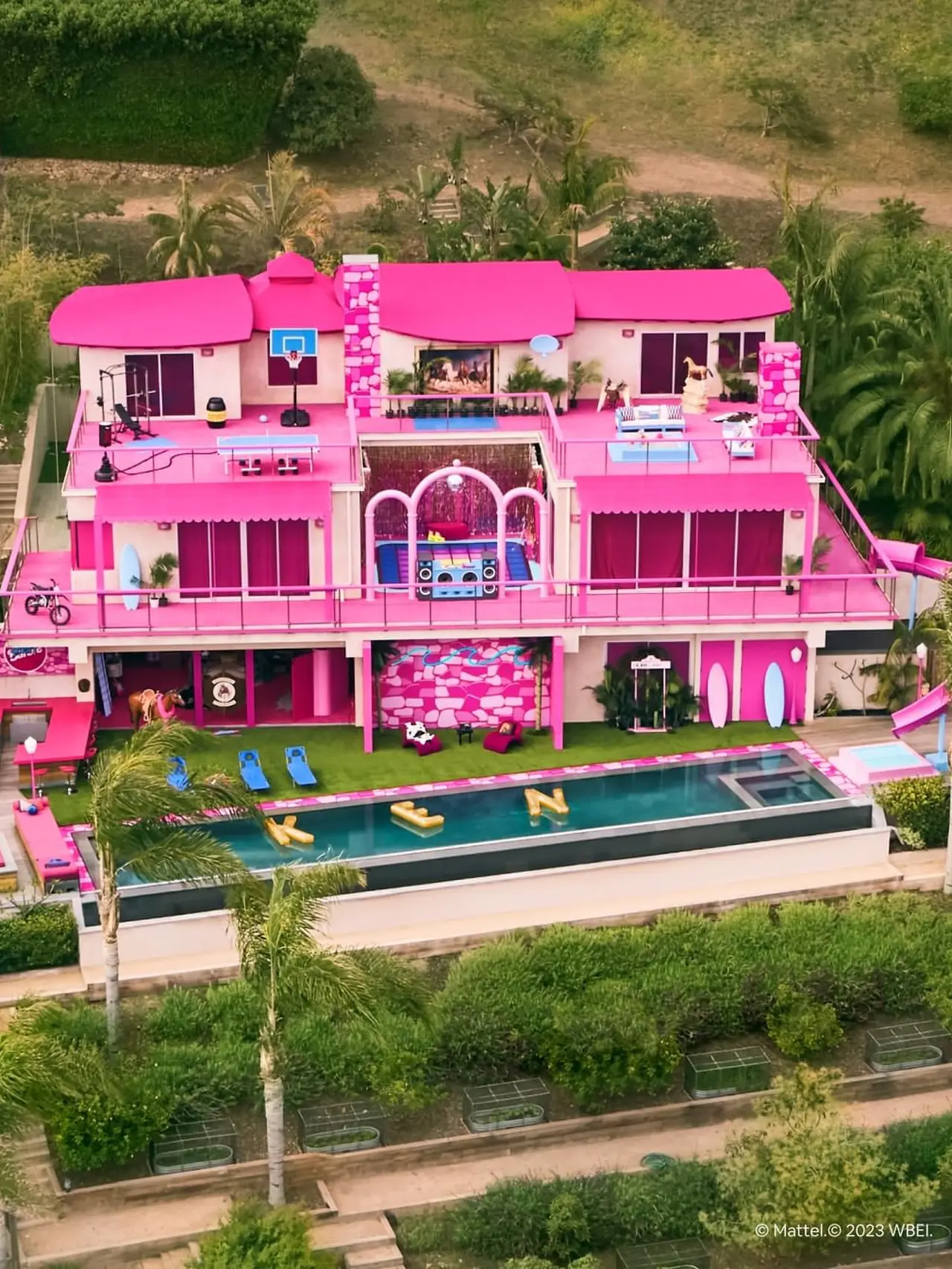 8 Potret Rumah Barbie di Kehidupan Nyata, Serba Pink Lengkap Ada ...