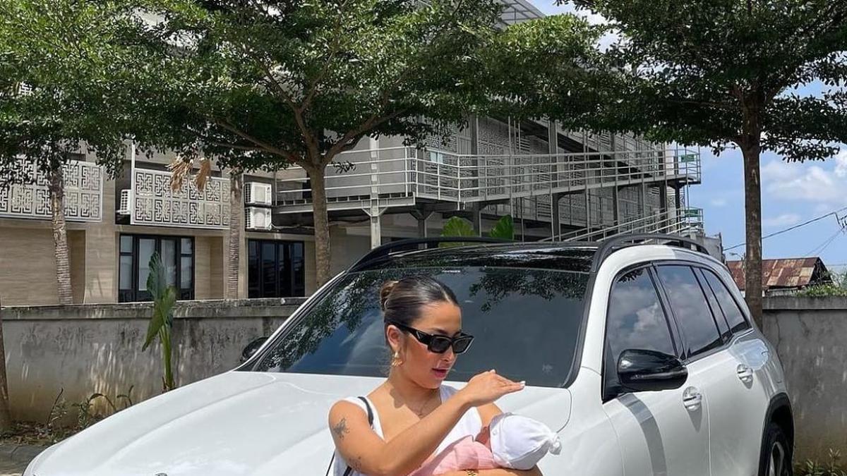 7 Potret Jennifer Coppen saat Momong Anak, Mama Muda yang Stylish ...