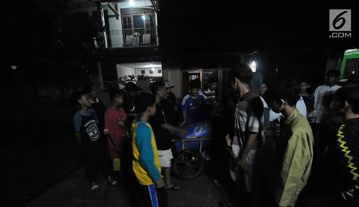 FOTO: Serunya Tradisi Remaja di Depok Membangunkan Sahur - Foto ...