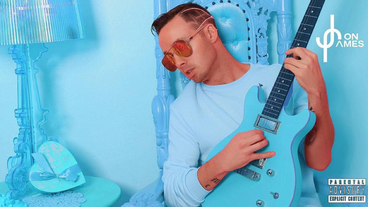 Lakukan Aksi Nekat, Rapper Jon James Tewas Jatuh dari Pesawat - ShowBiz ...