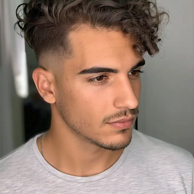 12 Model Rambut Pria Ikal Undercut Terkeren 2025, Tampil Stylish ...