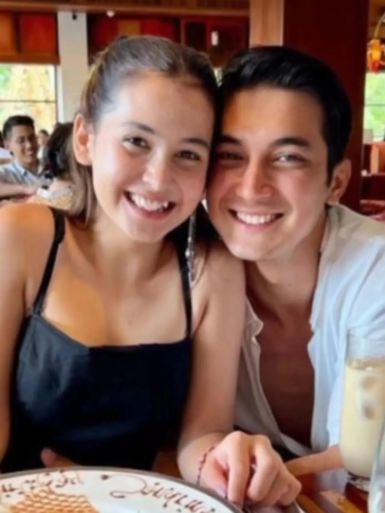 Masih di Bawah Umur, Intip Potret Gaya Pacaran Sandrinna dan Junior Roberts yang Dinilai Terlalu ...