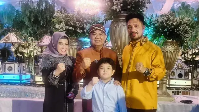 Neng Wirdha Anggun Mengenakan Abaya Saat Hadiri Pernikahan Putra Jenderal TNI - ShowBiz Liputan6.com