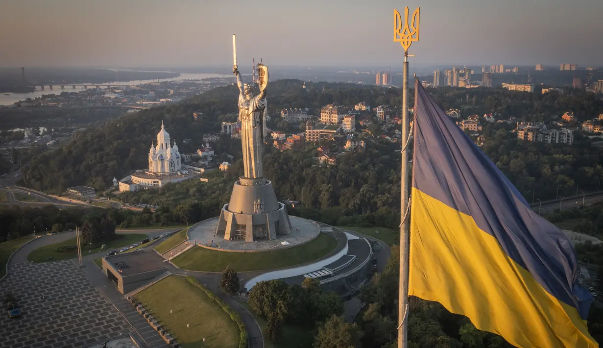 Ukraina Ganti Palu dan Arit Soviet dengan Trisula di Monumen Kyiv yang ...