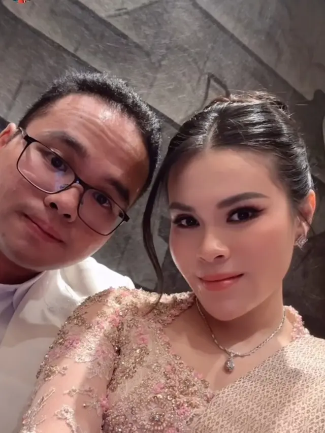 7 Potret Penampilan Keluarga Hotman Paris di Pernikahan Frank Hutapea, Elegan - Hot Liputan6.com