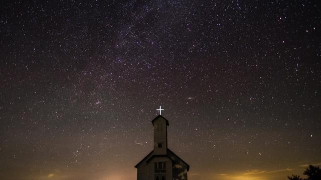 Sally Azar Catat Sejarah Sebagai Perempuan Pertama yang Jadi Pastor di ...
