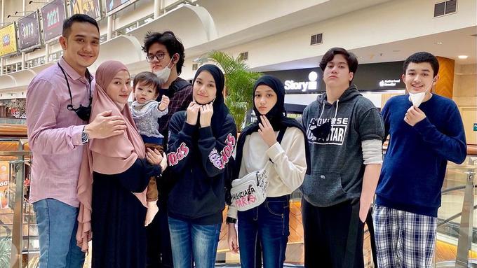 Potret Keluarga Harmonis Lyra Virna dan Fadlan Muhammad Bareng 6 Anaknya - Entertainment Fimela.com