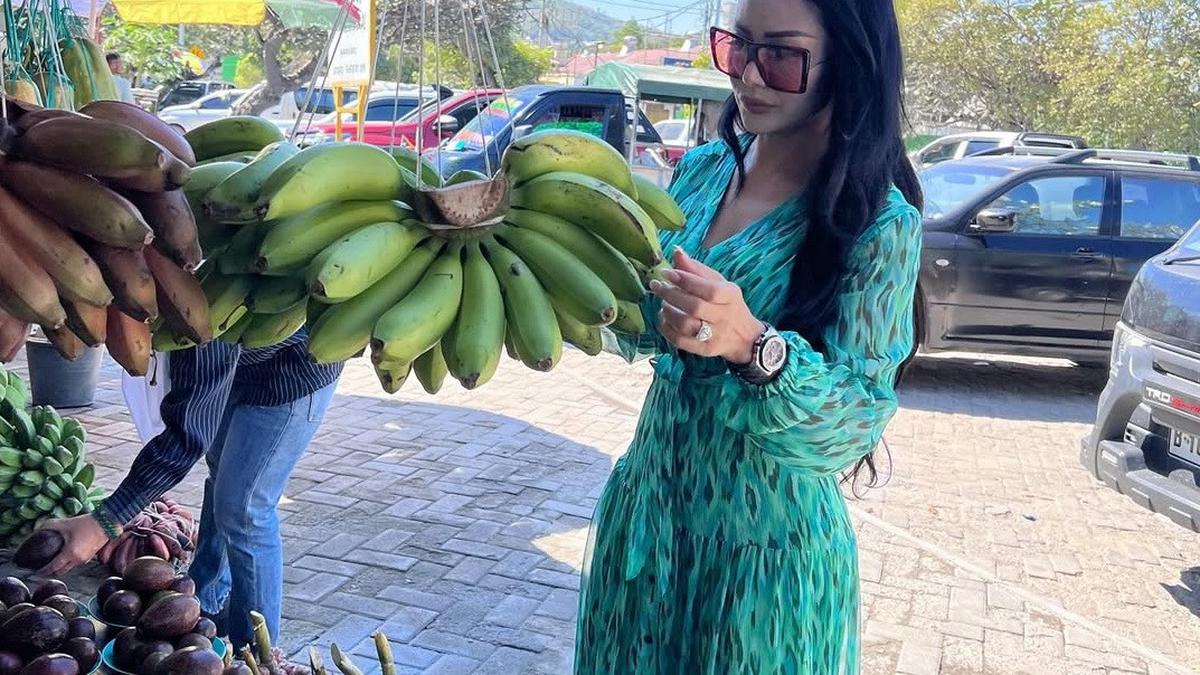 Gaya Kris Dayanti Pakai Dress Hijau di Pasar Timor Leste, Tampil Elegan ...