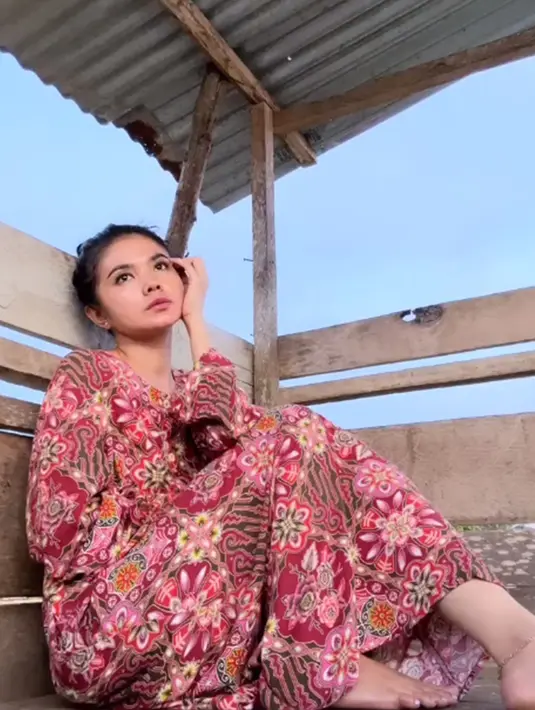 Potret Sederhana Karina Ranau Istri Epy Kusnandar Pakai Daster, Tak ...