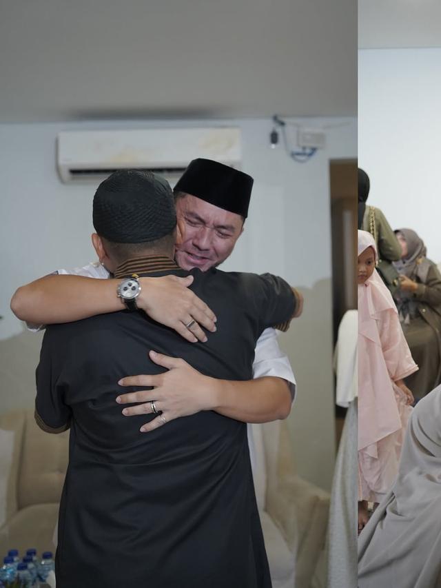 10 Potret Ananda Omesh dan Dian Ayu Pamitan Berangkat Haji 2025, Penuh Haru
