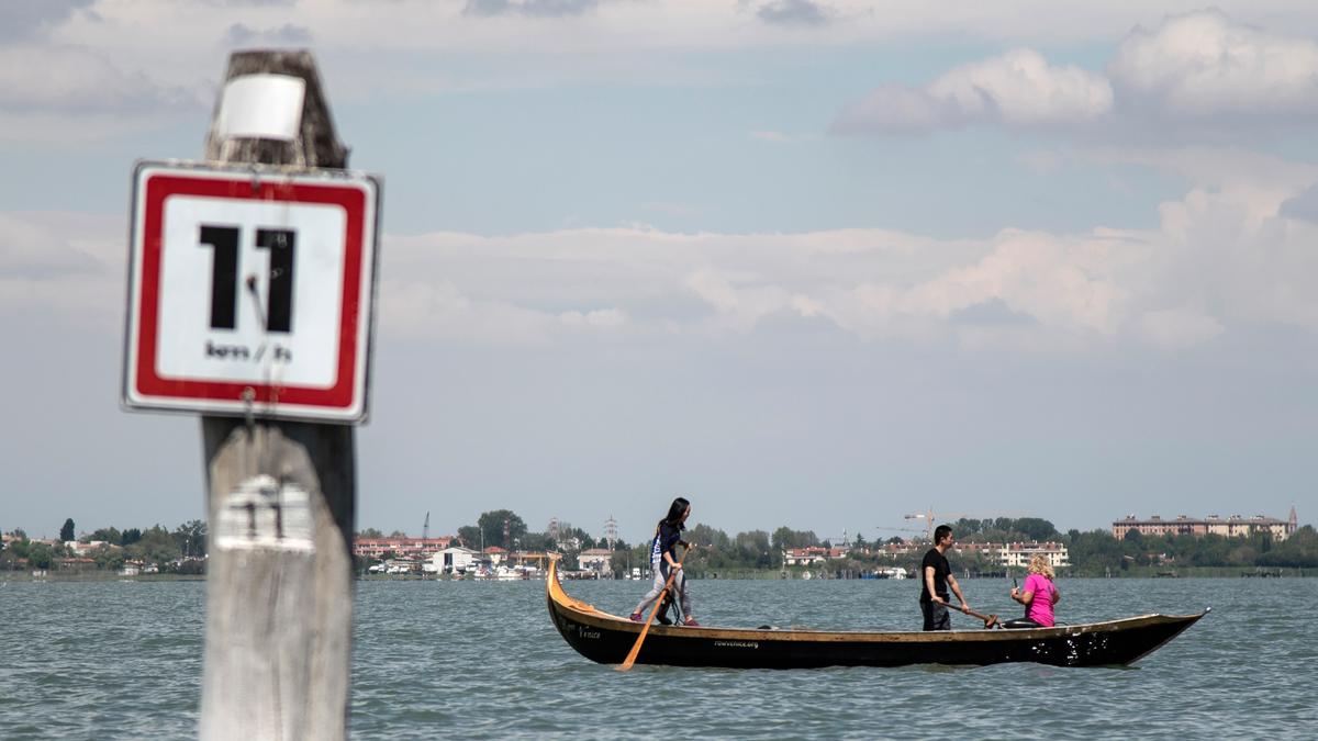 FOTO: Wisata Mendayung Gondola, Perahu Unik Khas Venesia - Foto ...