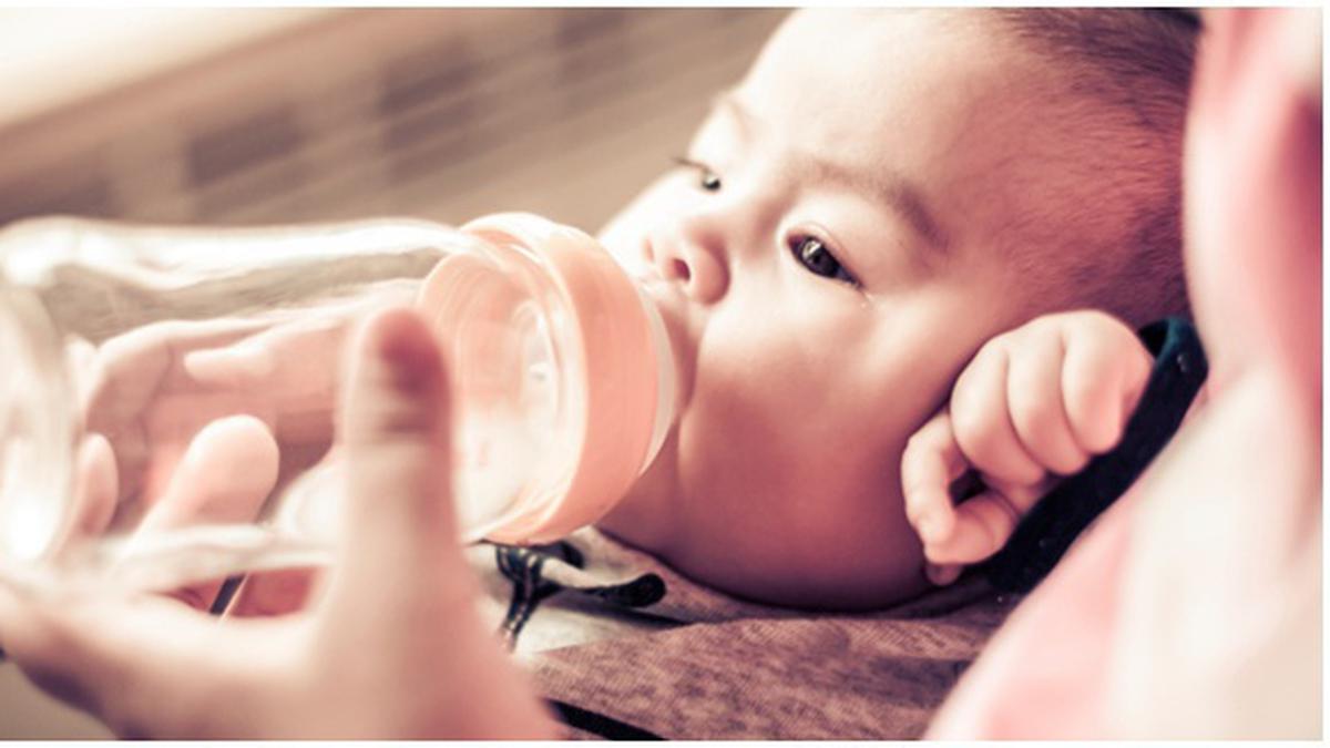 Tips Menyusui Bayi Menggunakan Botol Bagi Pemula - Parenting Fimela.com