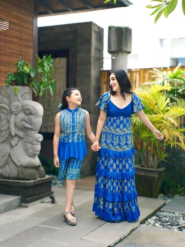 Gaya Seragam Biru Bermotif Keluarga Ashanty di Bali, Inspirasi Tampil ...