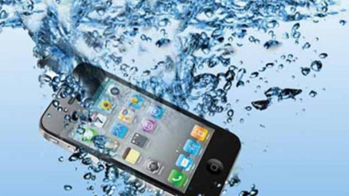 Ponsel Basah Kena Hujan? Jangan Lakukan 3 Hal Ini
