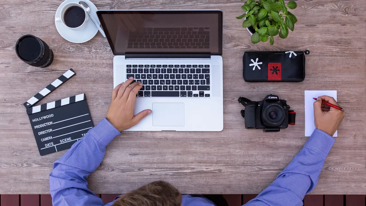 Produser adalah Orang yang Memproduksi Film, Ketahui Fungsinya - Hot ...