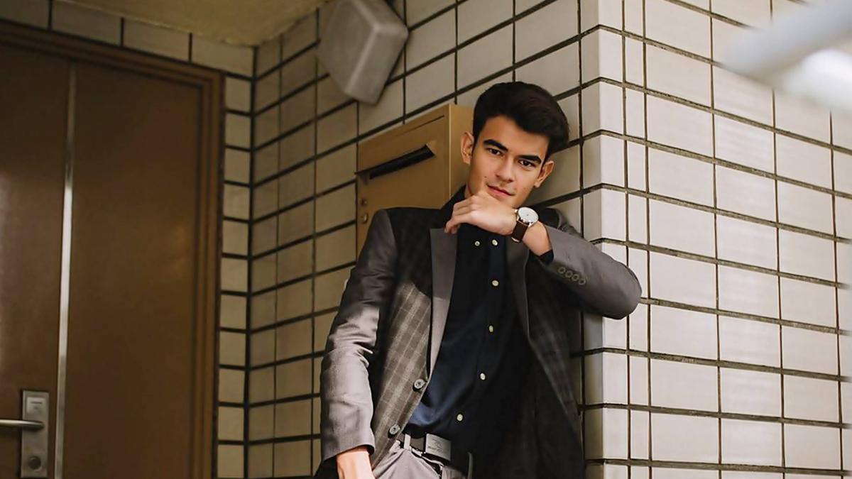 Potret Sam Taylor dengan Setelan Busana Formal Ini Makin Kece - Foto ...