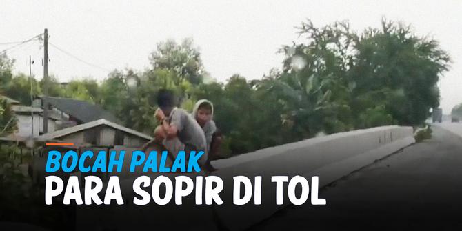 VIDEO: Bocah Palak Sopir di Tol, Lempari Mobil Pakai Batu | Enamplus