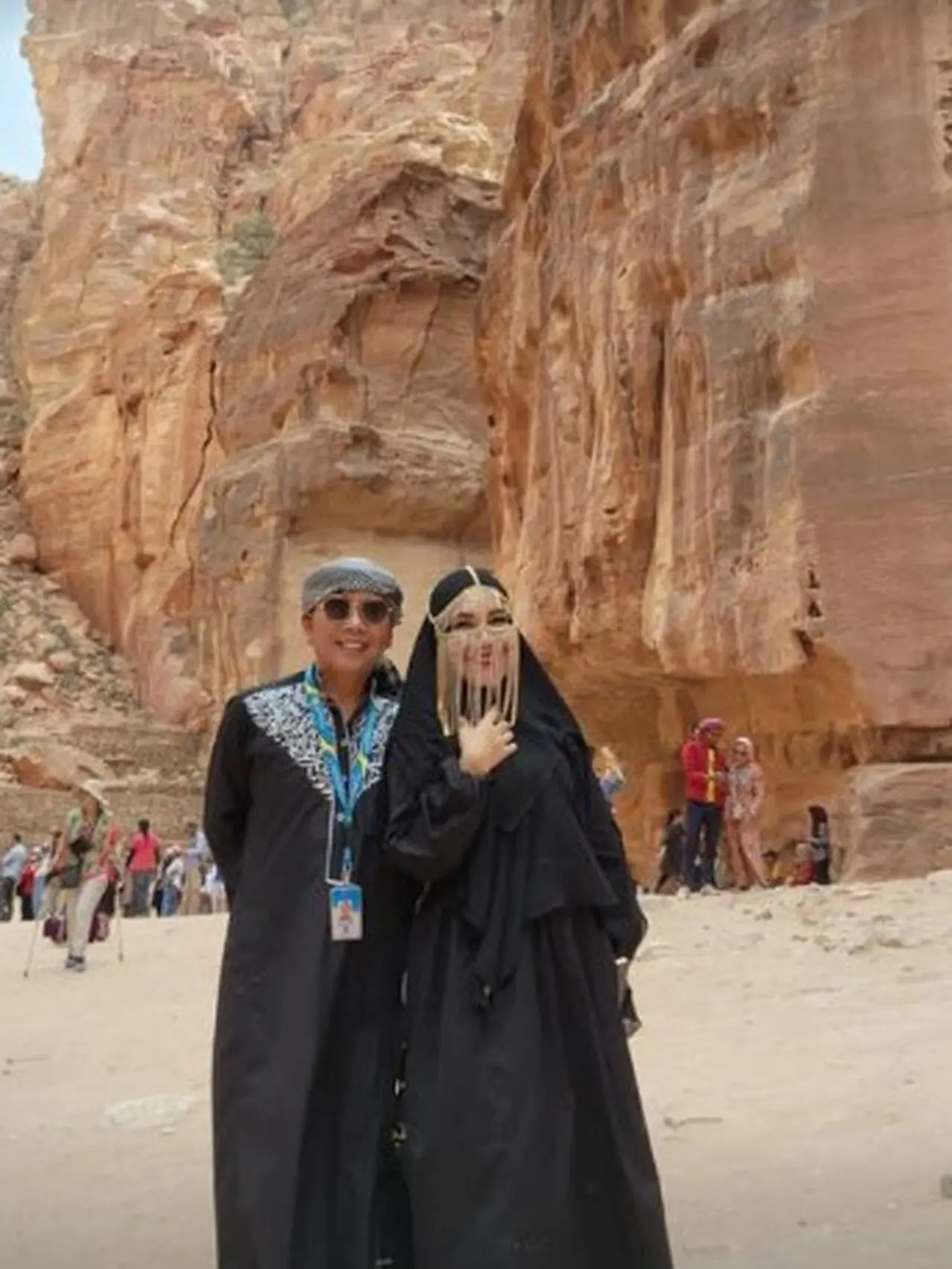 6 Potret Umi Kalsum Liburan ke Yordania, Penampilannya Jadi Sorotan - Hot Liputan6.com