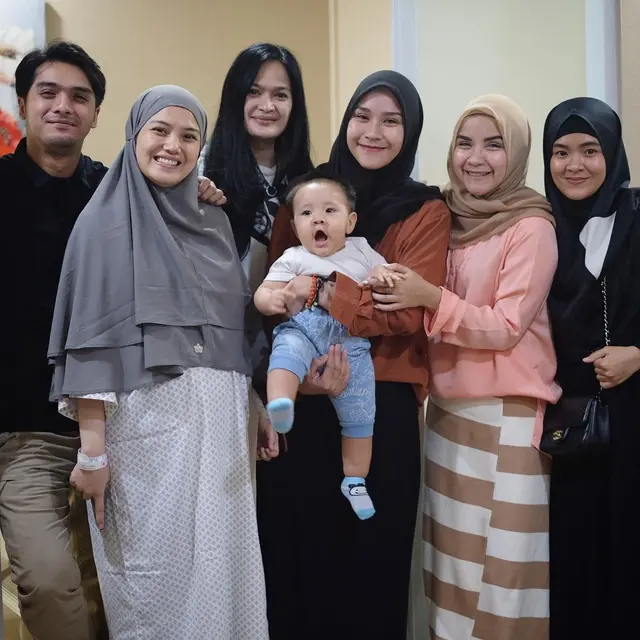 Ricky Harun dan Istri Dijenguk Sahabat, Kehadiran Donna Harun Tuai ...