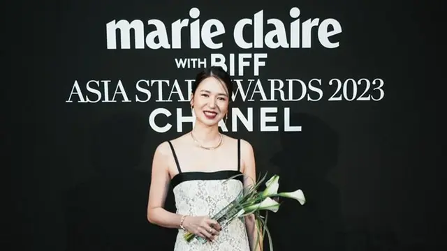 7 Potret Laura Basuki Raih Penghargaan di BIFF 2023, Kategori Sama dengan D.O EXO - Hot Liputan6.com