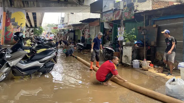 Tanggul Jebol di Jati Padang Sebabkan Banjir, Pemkot Jaksel Siapkan ...