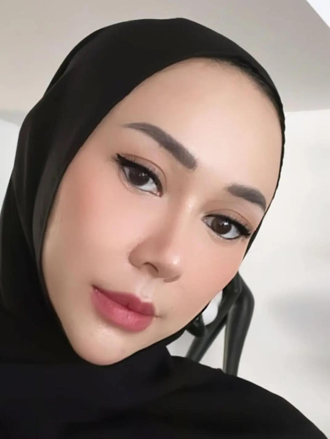 Potret Aura Kasih Pakai Hijab Hitam Ini Terlihat Anggun, Banjir Pujian - Foto Liputan6.com