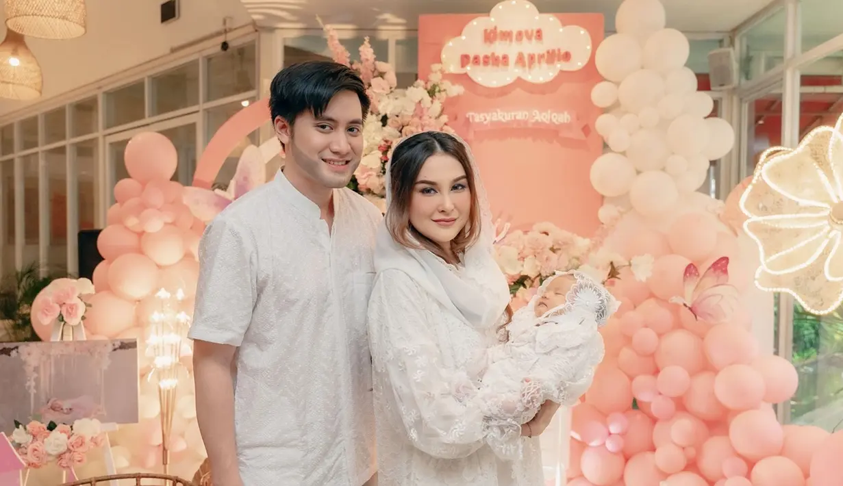 Potret Akikah Anak Kevin Aprilio dan Vicy Melanie, Baby Kimova Senyum Manis Bikin Gemas - Foto ...